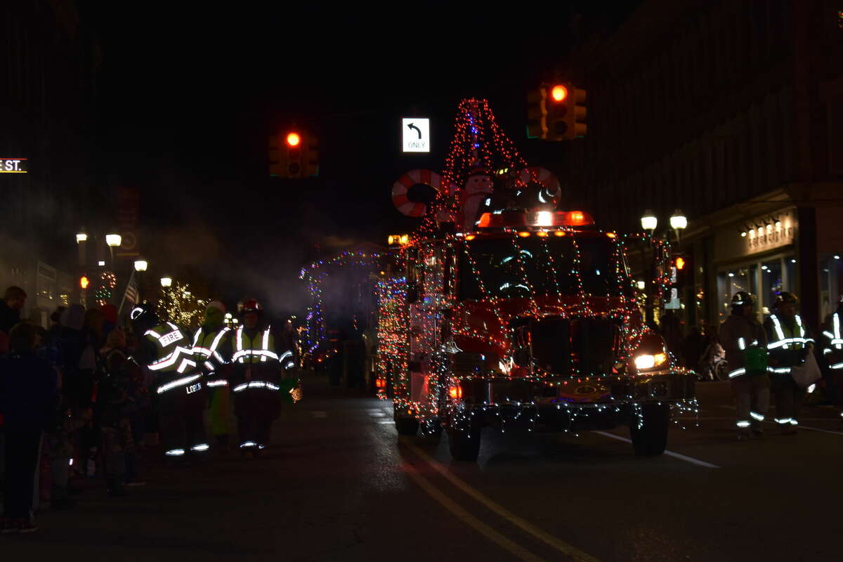 Festival of Lights brings out crowds to kick off holiday season