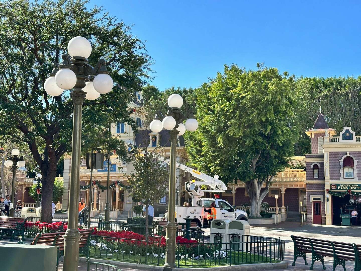 Fallen Disneyland light pole injuries three, one severely
