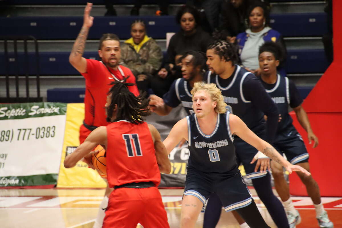 T'wolves battle SVSU but come up short