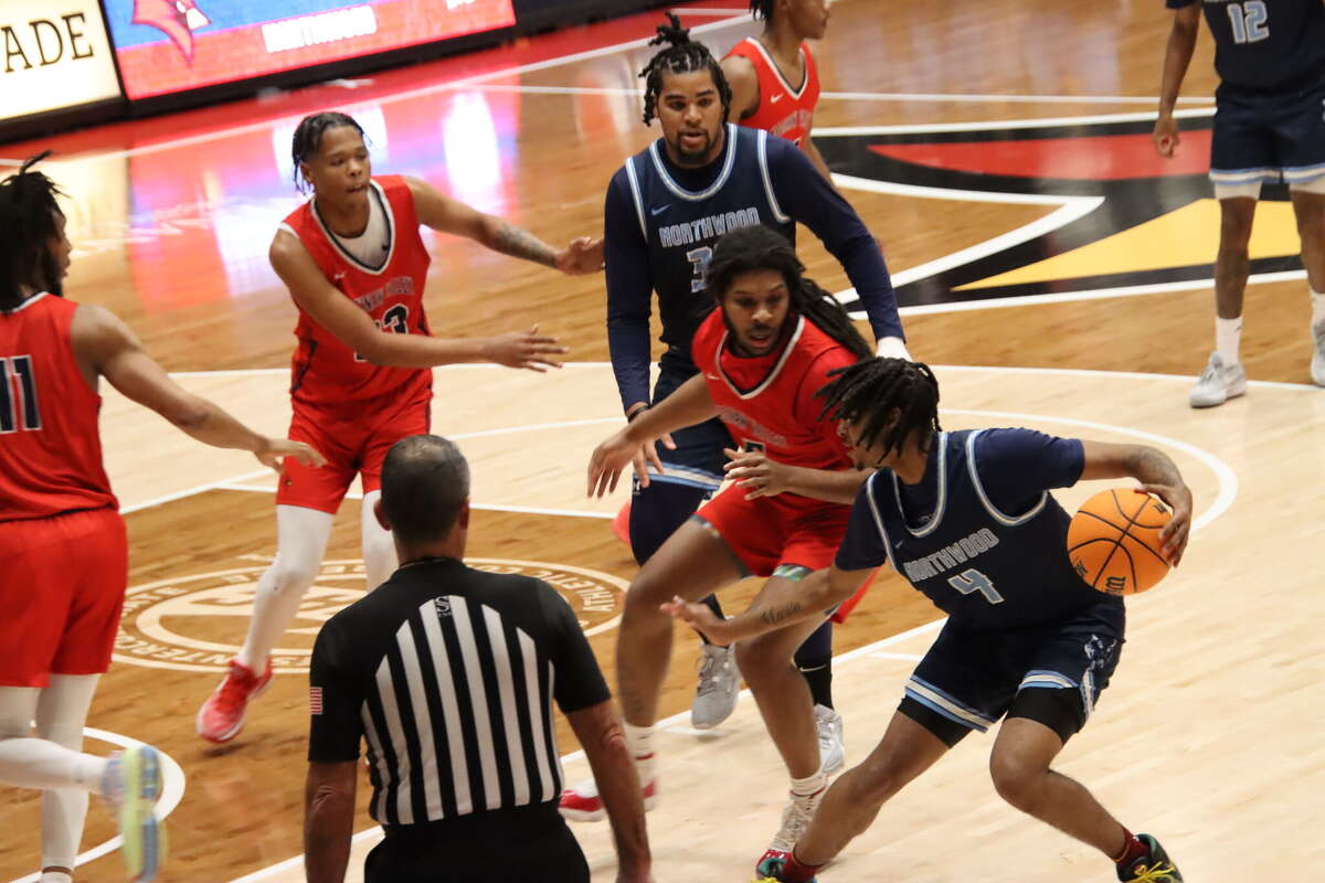 T'wolves battle SVSU but come up short
