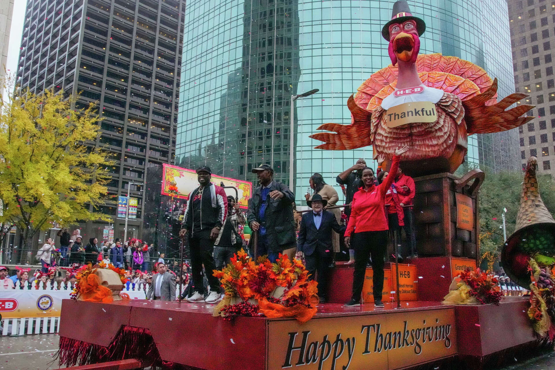 Texas couple steals the show during H-E-B's annual Thanksgiving Parade