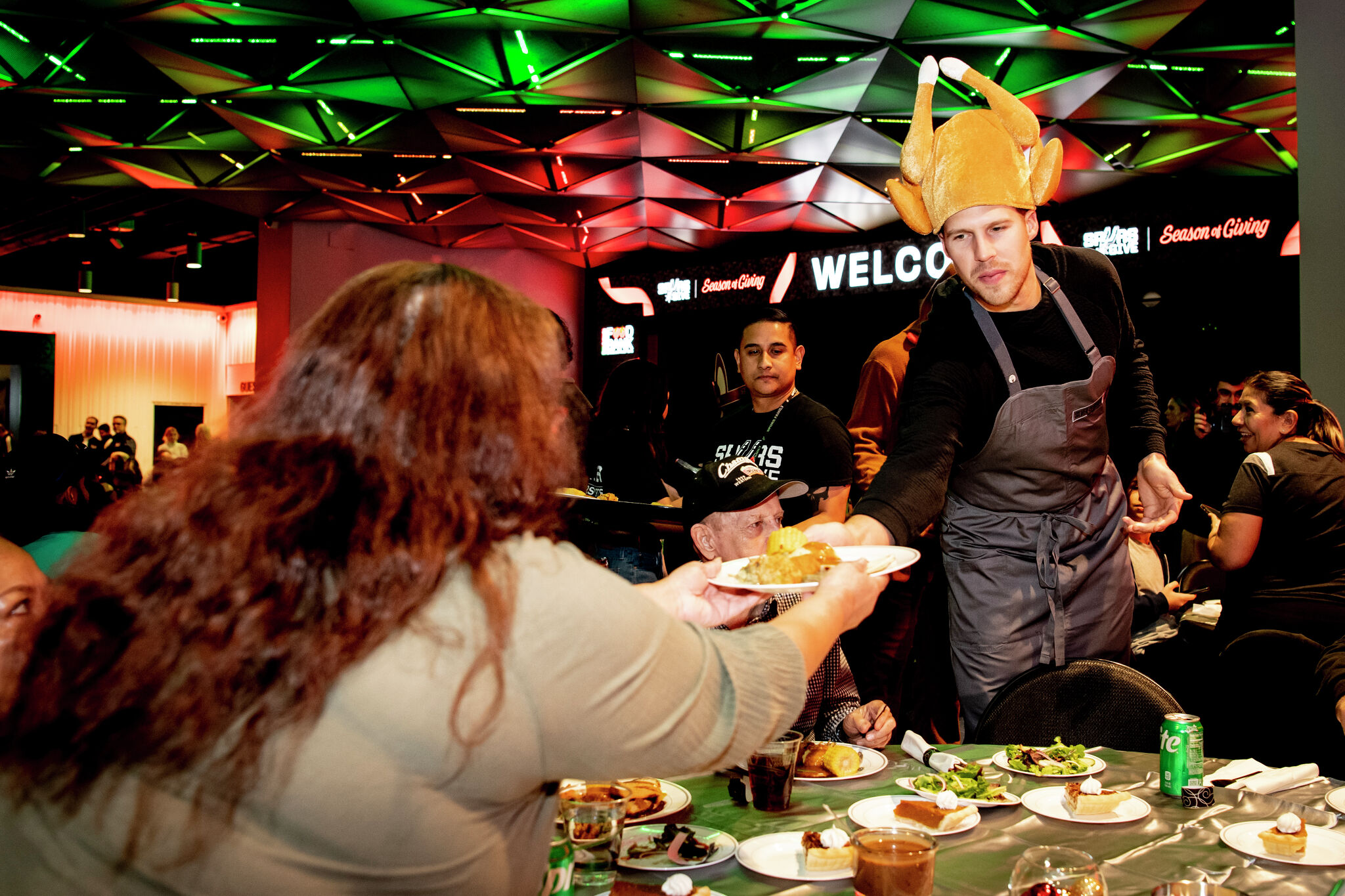 Spurs spread holiday cheer at Food Bank dinner
