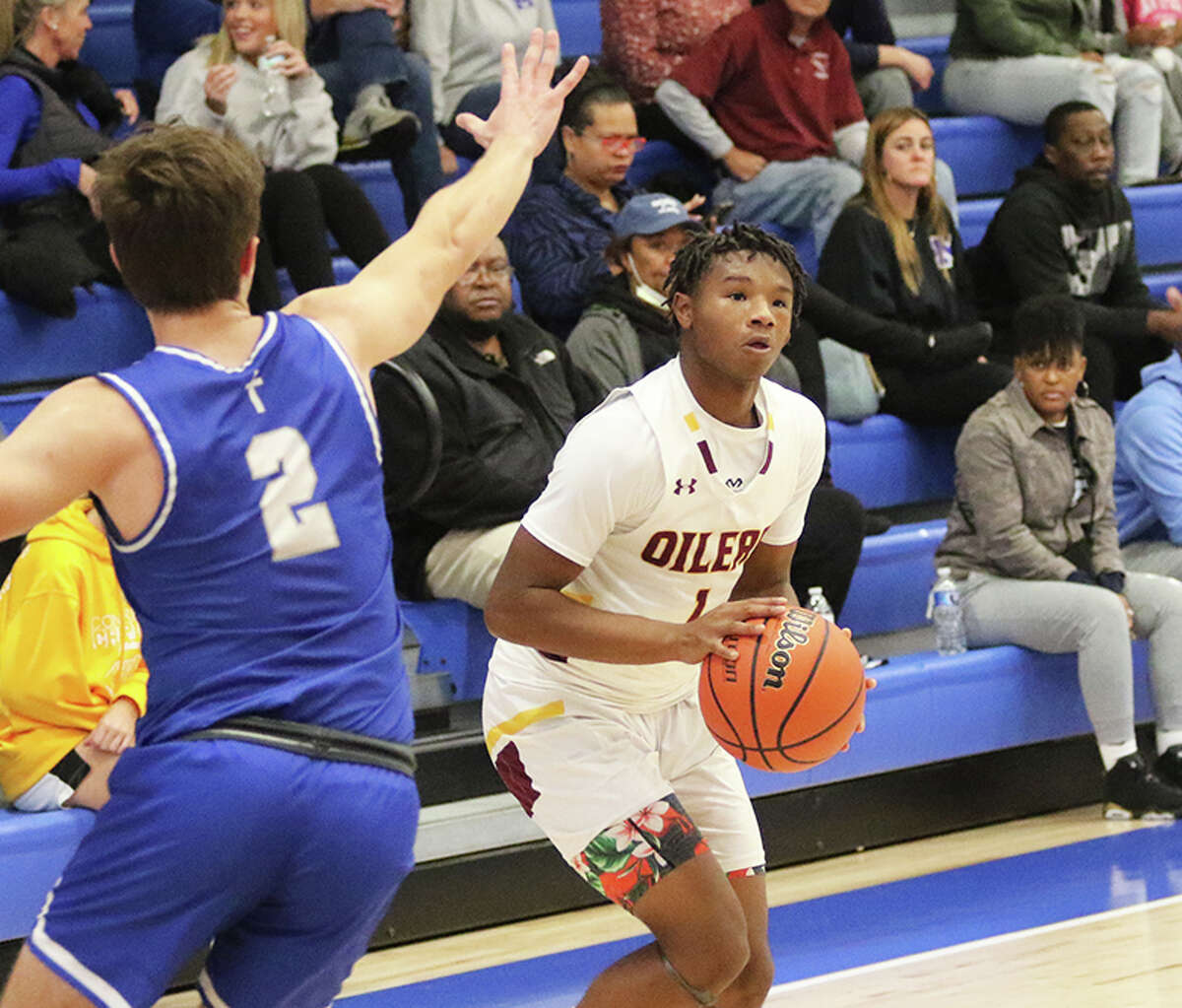 Explorers beat Oilers in Hoopsgiving reunion for former Dogs