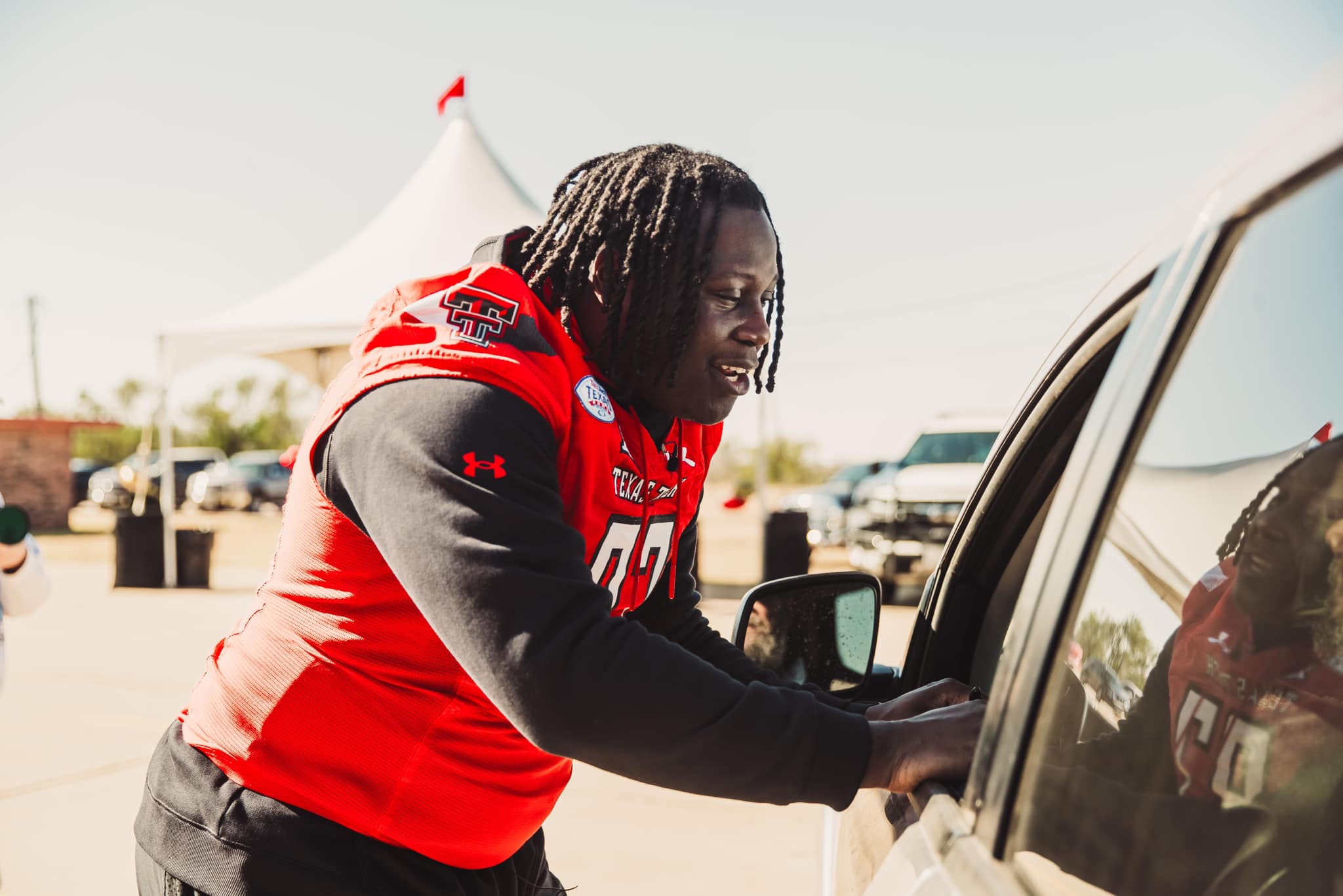 Texas Tech player Tony Bradford, Jr. gives away turkeys