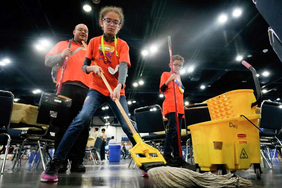 Thanksgiving Super Feast feeds thousands in 45th year