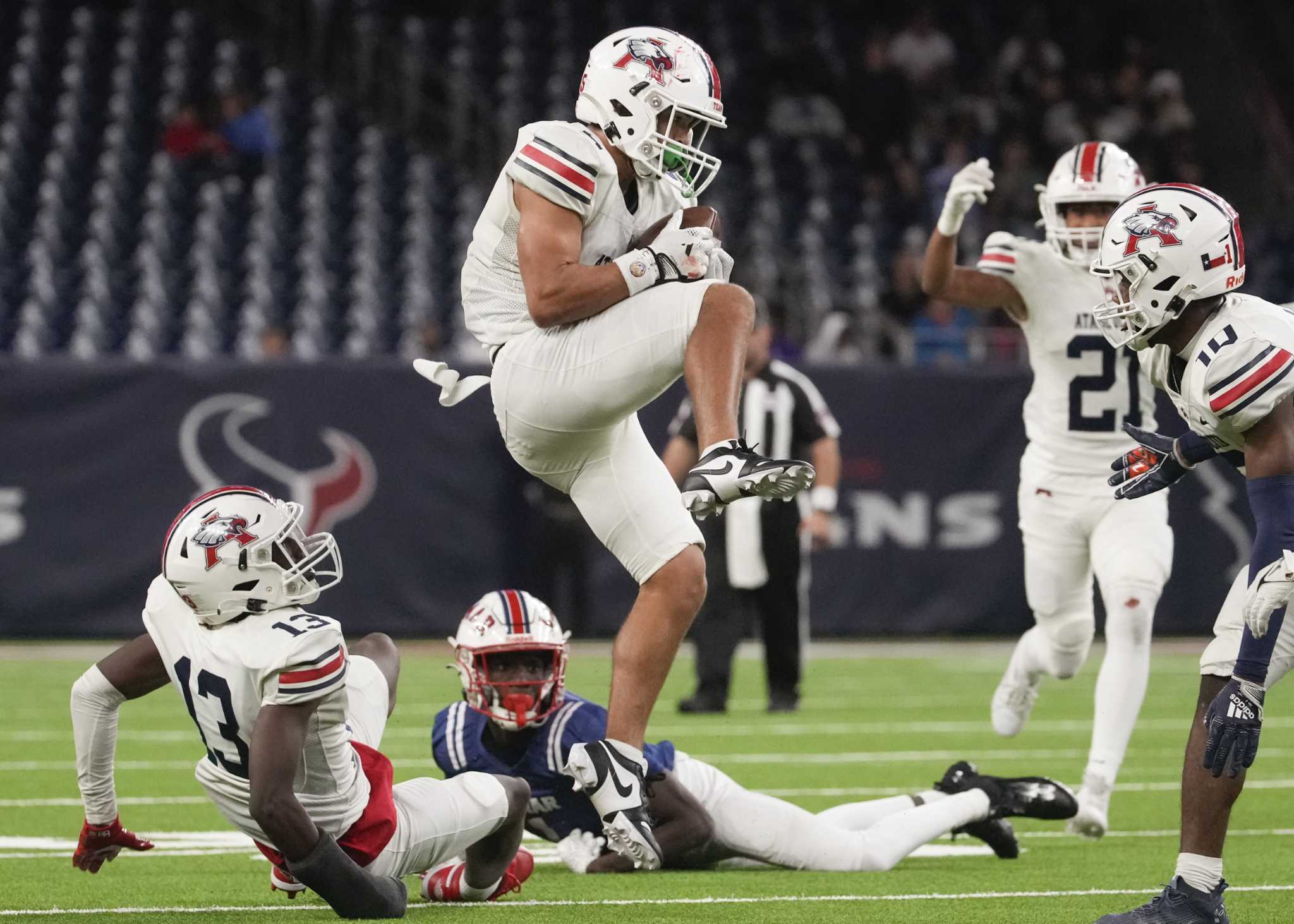 Atascocita's Nate Kibble, Kyran Lee pitch in to help defense