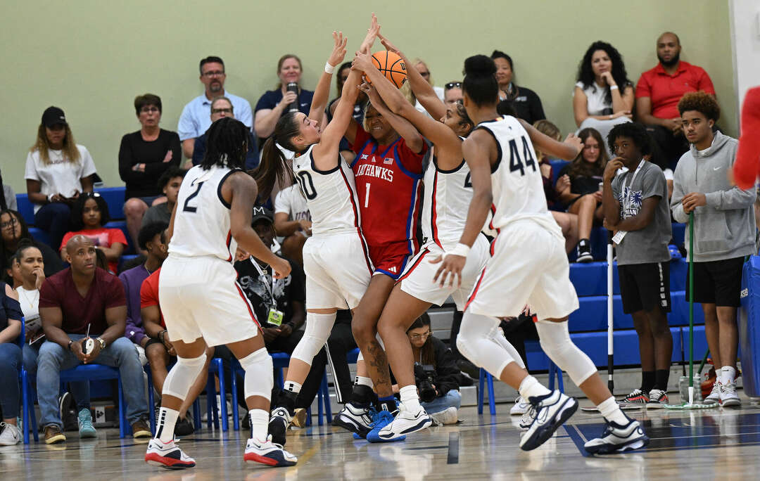 UConn women's basketball defeats Kansas at Cayman Islands Classic