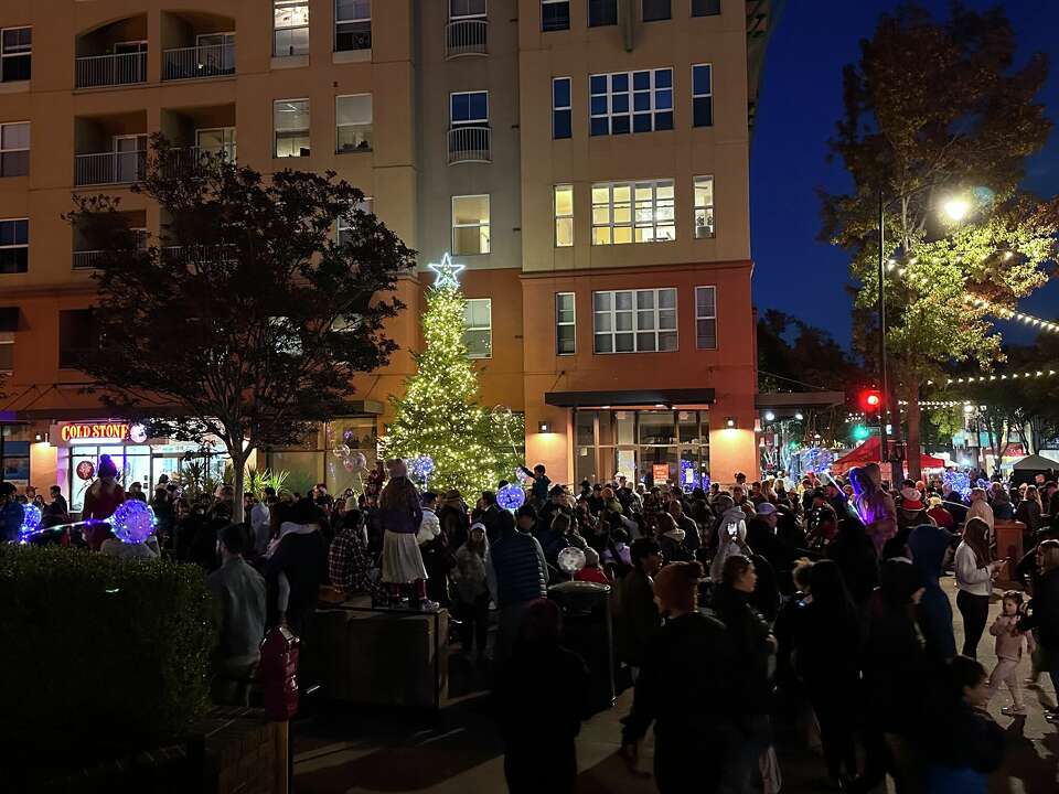 Holiday season kicks off in San Rafael with annual tree lighting