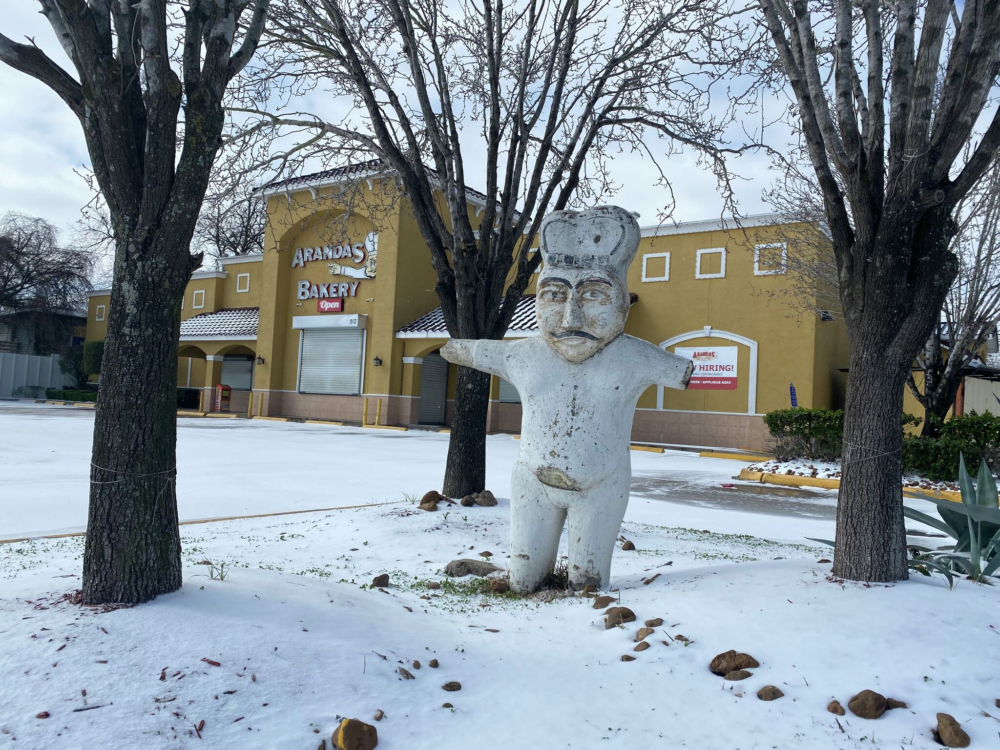Arandas Bakery 'Panadero' statue stolen Thanksgiving night