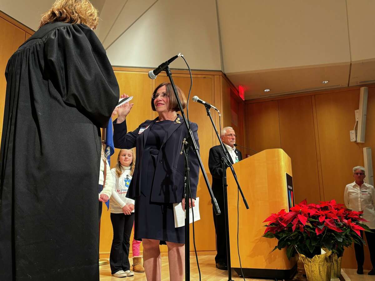 Boucher sworn in as Wilton first selectwoman, calls for collaboration