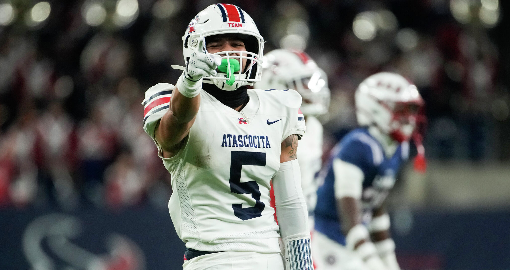 Atascocita Eagles' Kyran Lee fluent in sign language, TD catches