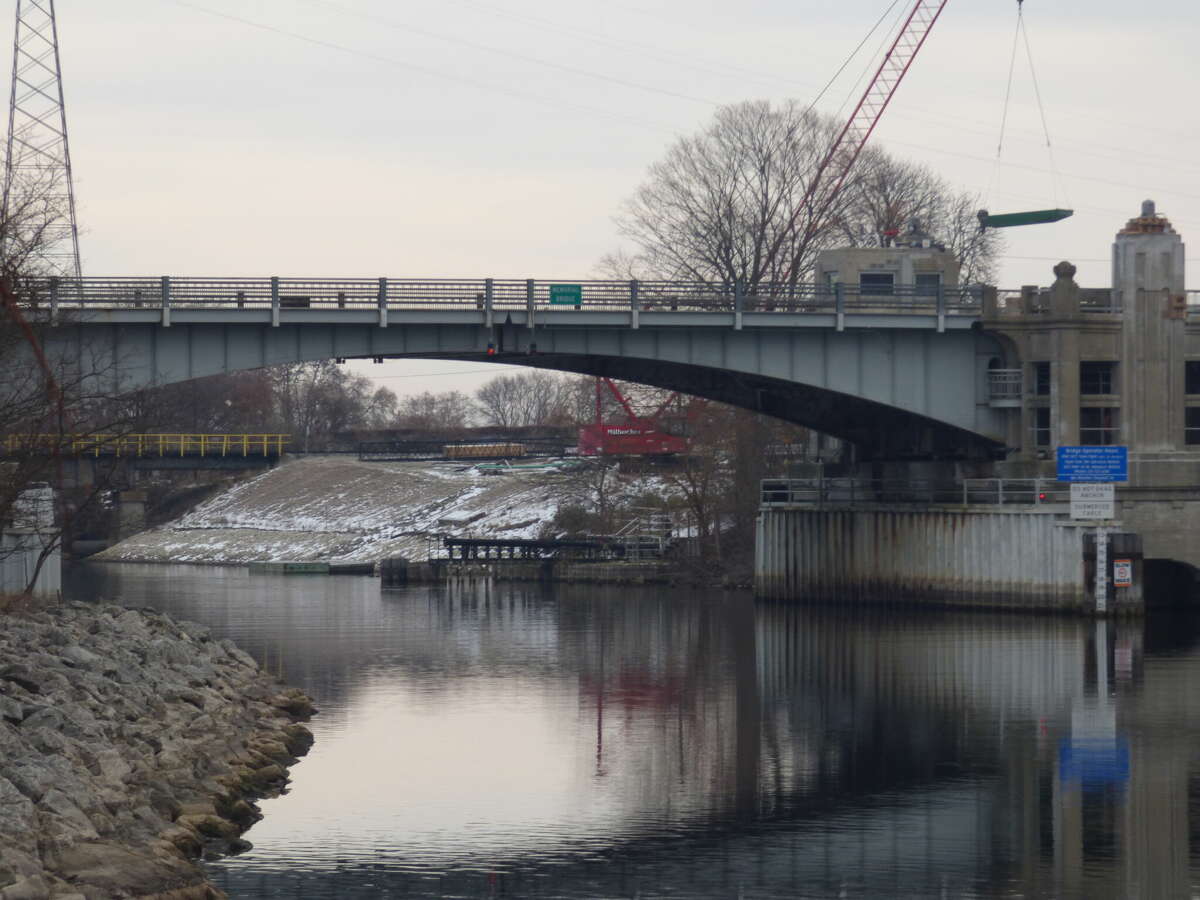 Manistee bridge temporarily reopens for Sleighbell parade