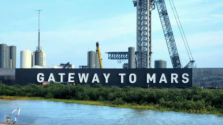 Starbase 'Gateway to Mars' sign reinspires SpaceX fans