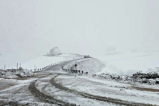 Stunning photos show snow falling on Hawaii’s Maunakea and Mauna Loa