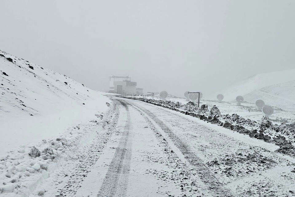 Stunning photos show snow falling on Hawaii’s Maunakea and Mauna Loa
