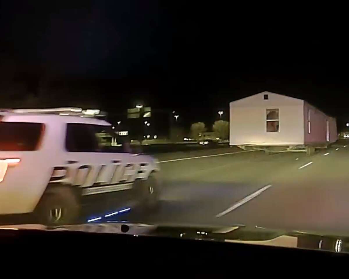 Video: Driver leads police on chase while towing mobile home