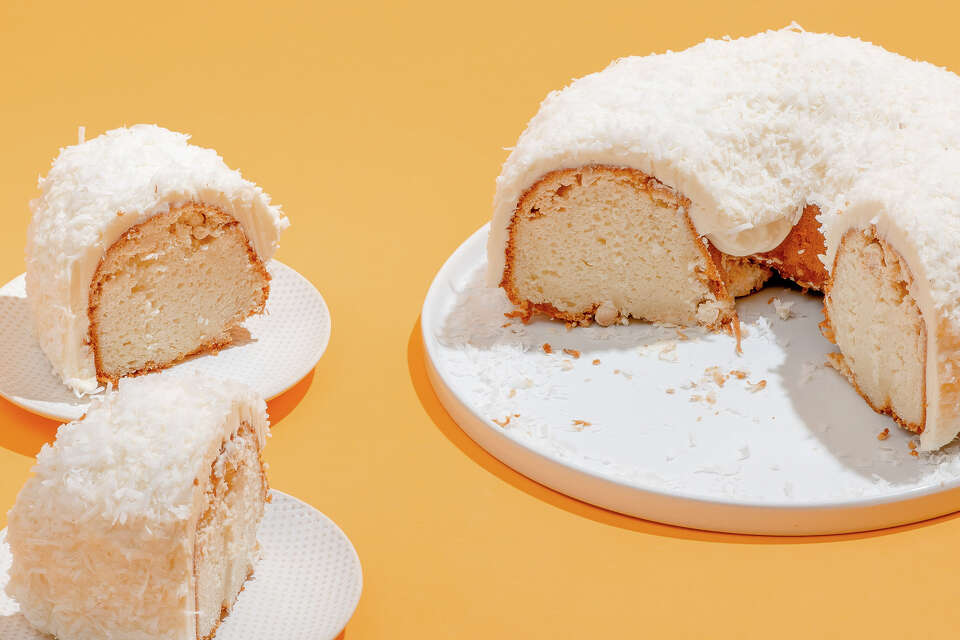 Tom Cruise mails hundreds of holiday cakes from a Calif. bakery