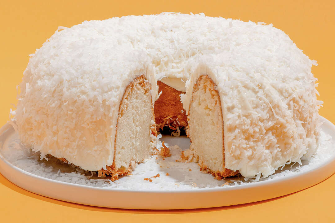 Tom Cruise mails hundreds of holiday cakes from a Calif. bakery