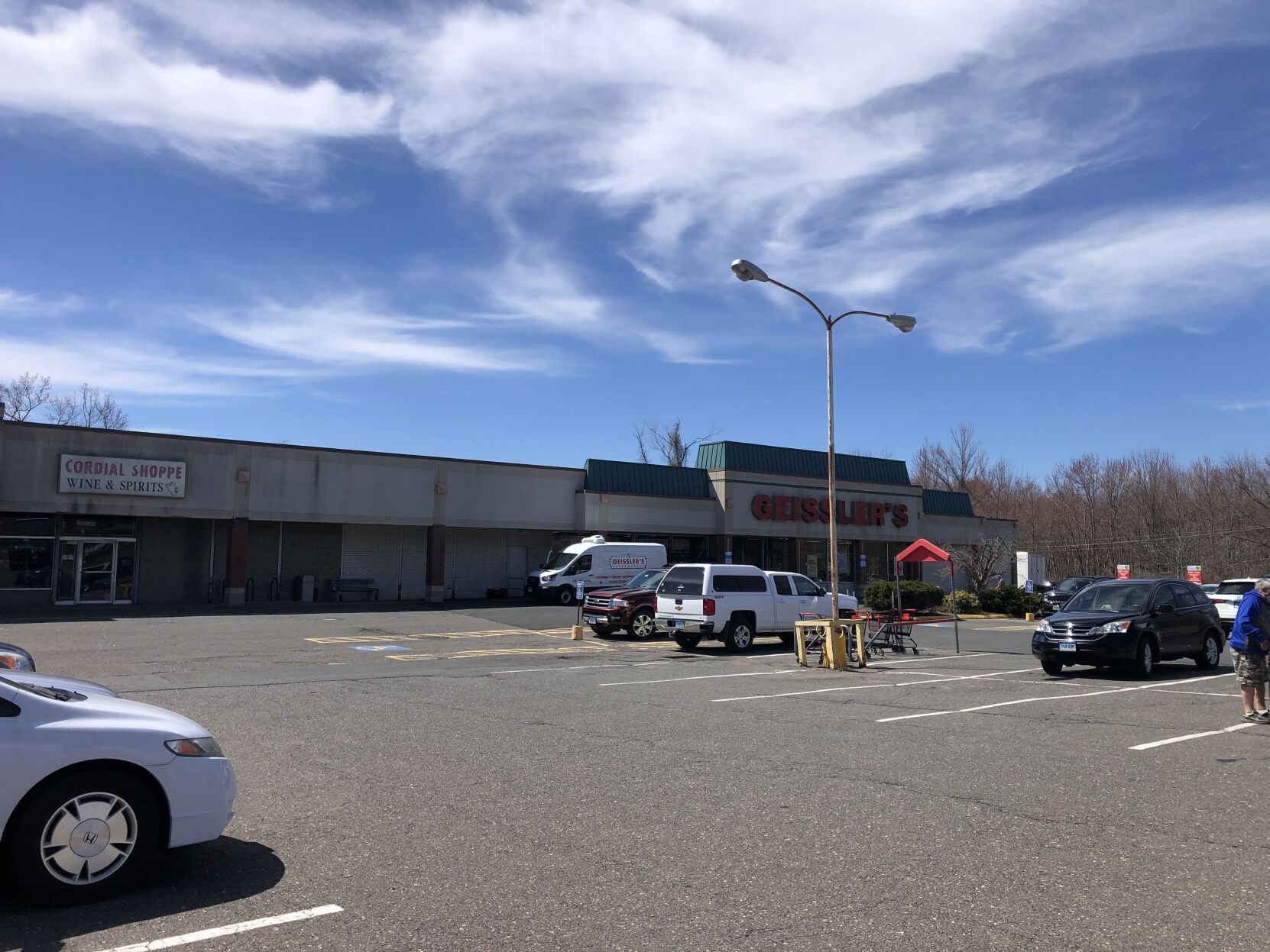 South Windsor takes step toward resolving Geissler's plaza development