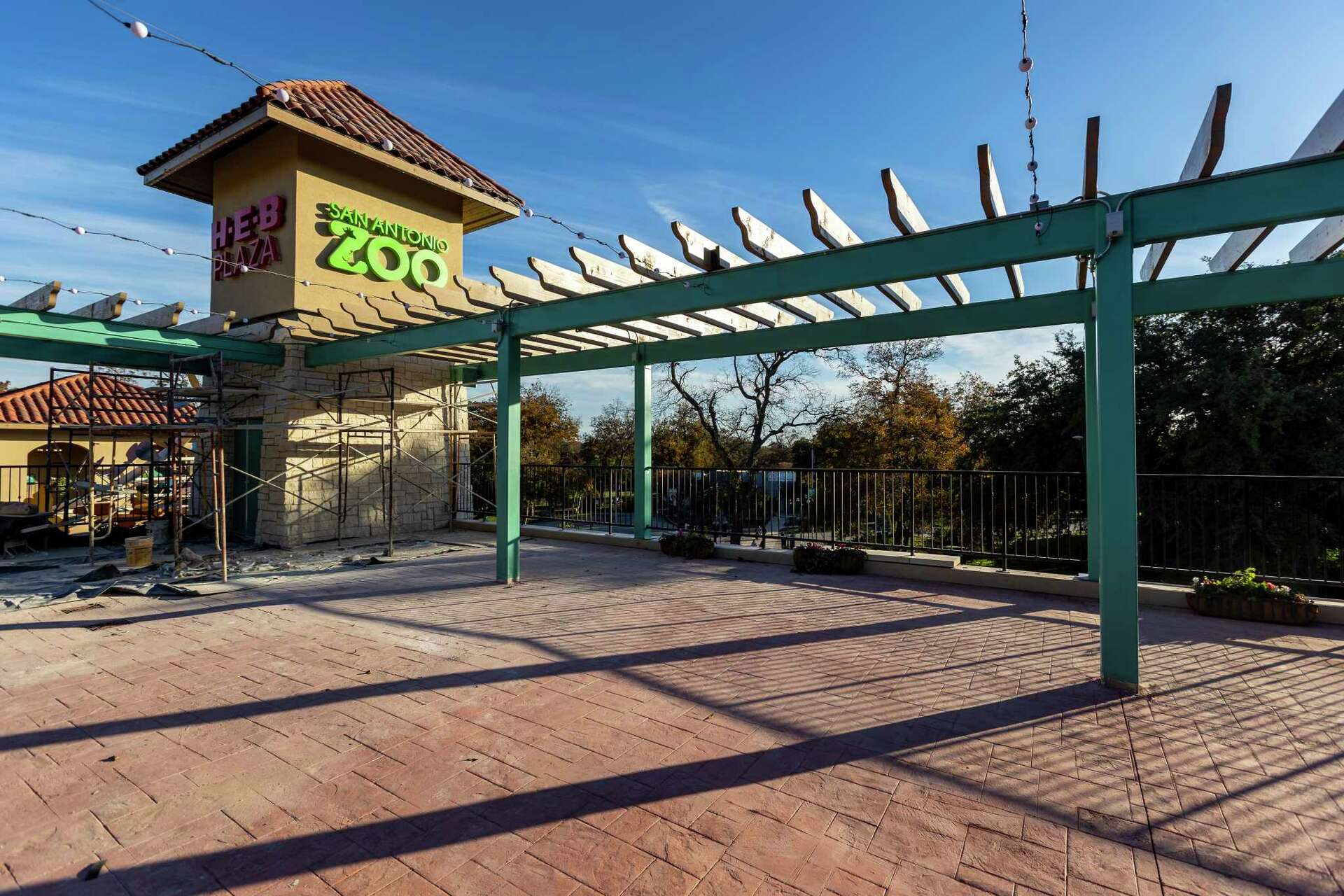 San Antonio Zoo offers $8 admission for Locals Day on Sunday