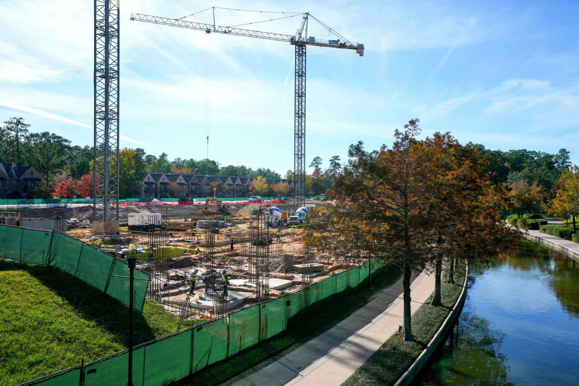 New Woodlands apartment tower draws construction site concerns