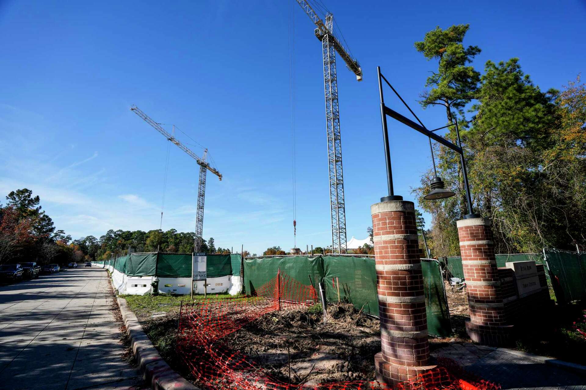New Woodlands apartment tower draws construction site concerns