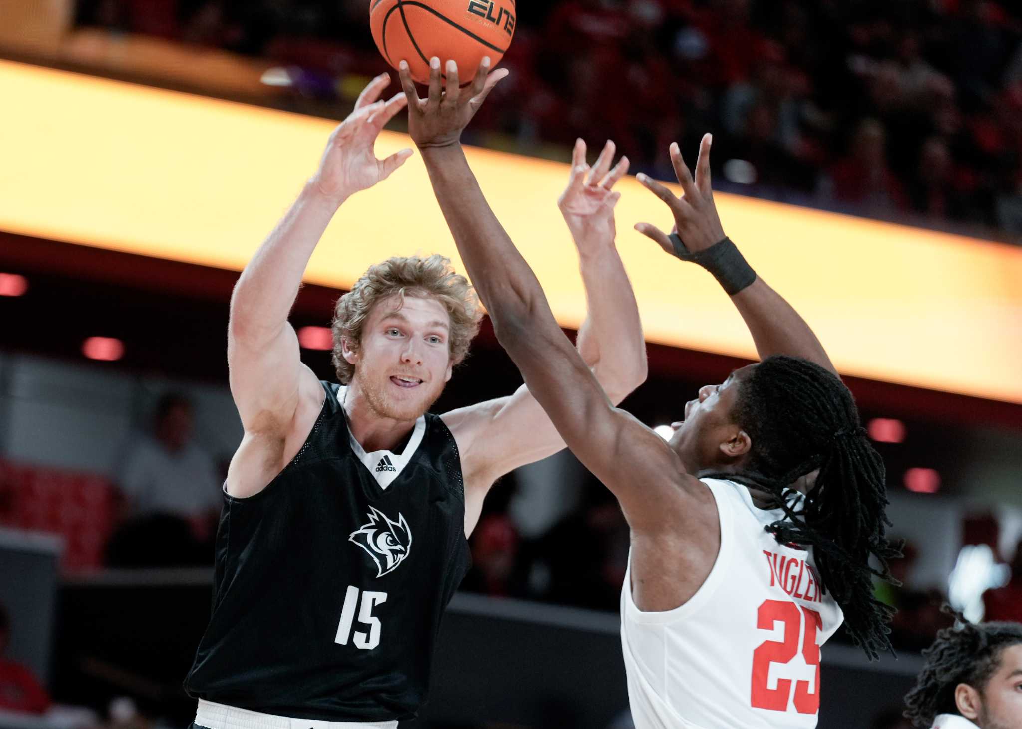 Temple rolls past Rice in basketball battle of Owls