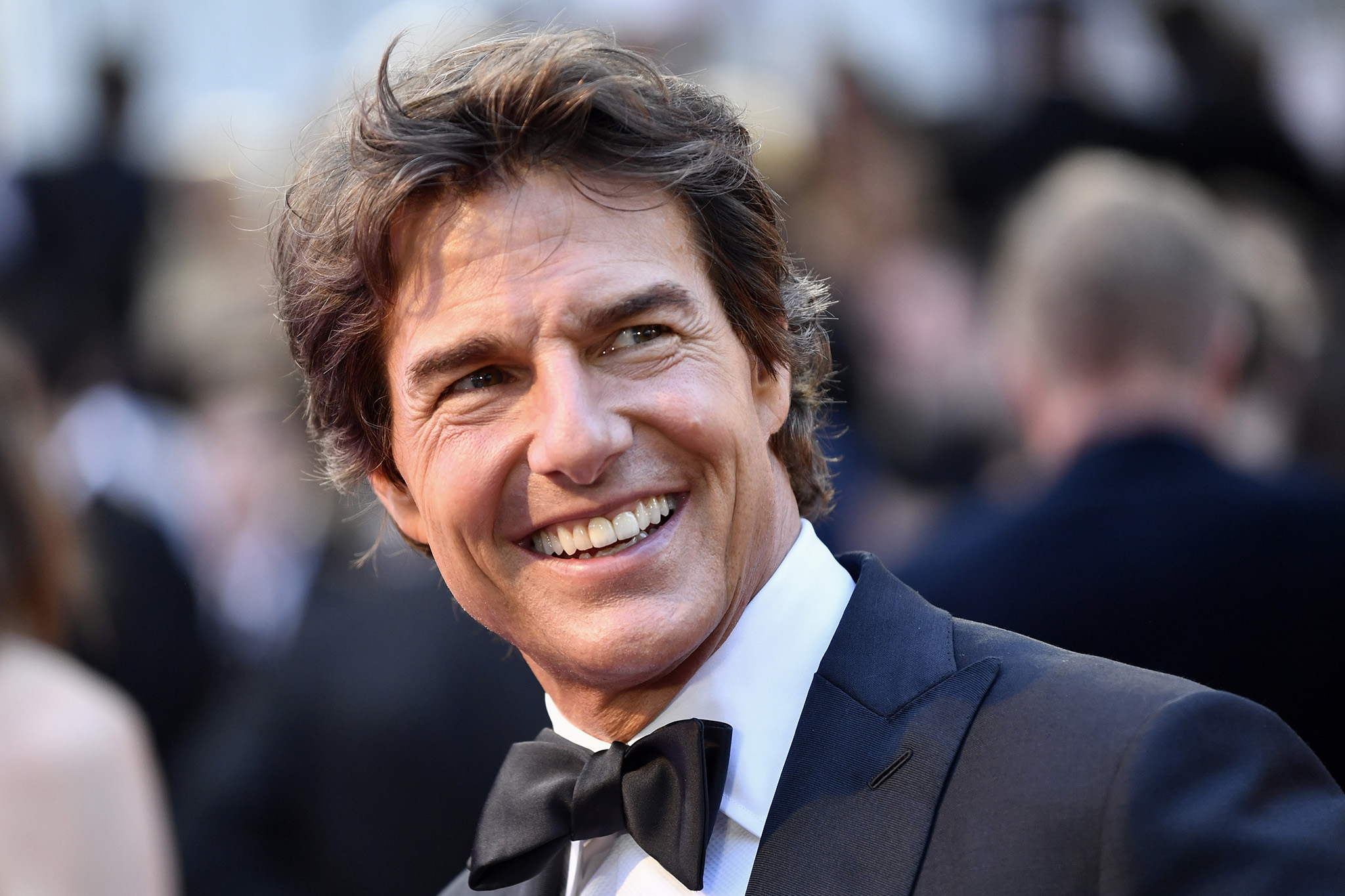 Tom Cruise mails hundreds of holiday cakes from a Calif. bakery