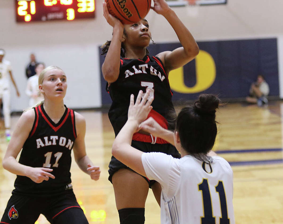 Alton starts fast, holds off O'Fallon's rally