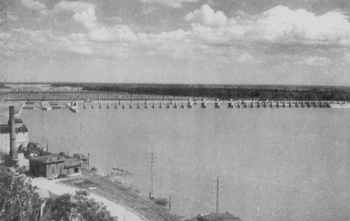 The impact of Lock and Dam No. 26 on Mississippi River traffic