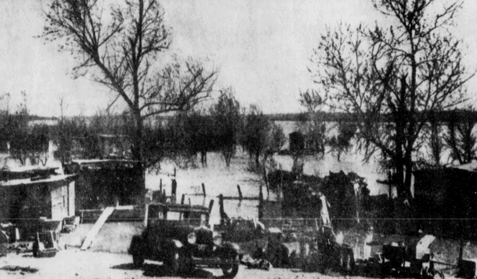 Rising Mississippi River forces squatters' community to relocate