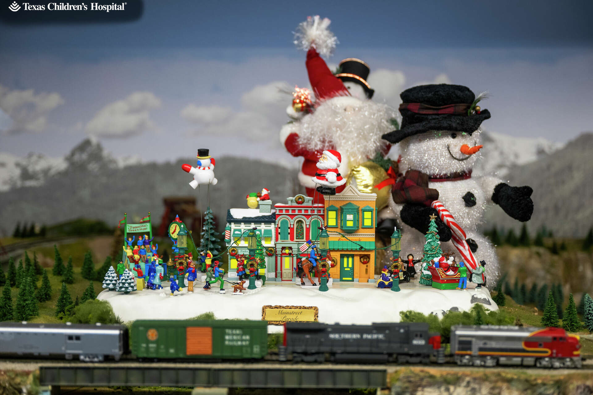 Model train brings holiday joy to Texas Children’s Hospital