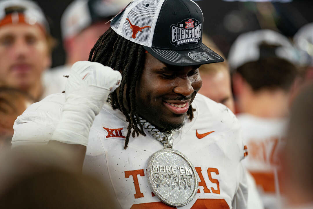 Outland winner T'Vondre Sweat honors mom with special chain