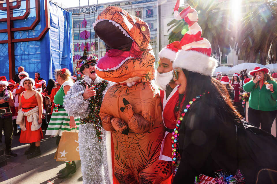 SF SantaCon: Sea of red and white as thousands flock to Union Square