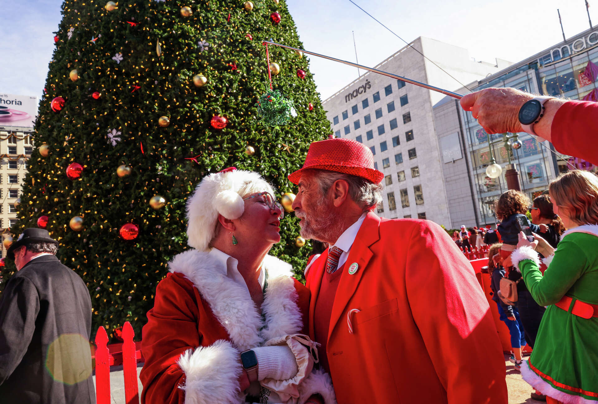 SF SantaCon: Sea of red and white as thousands flock to Union Square