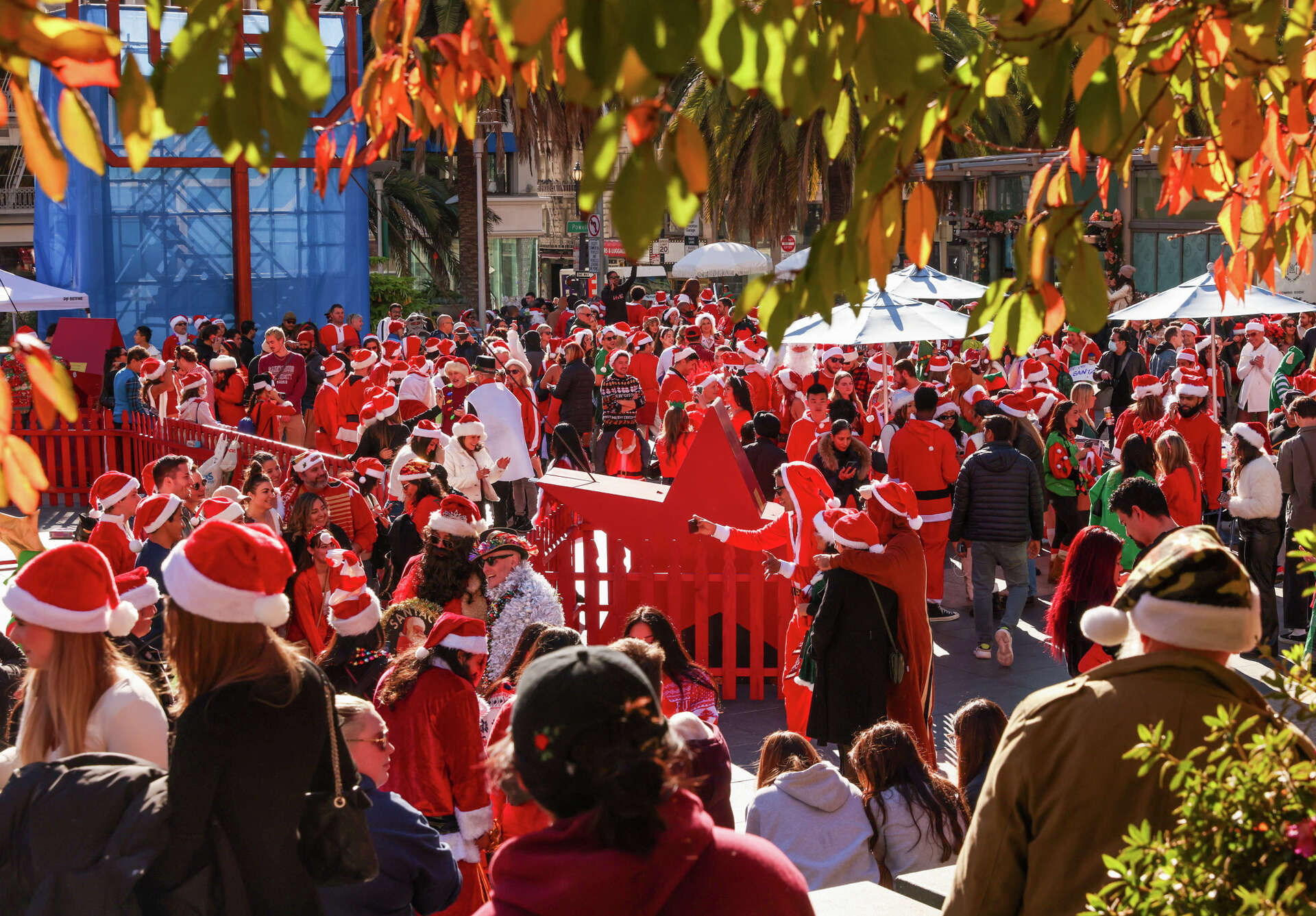 SF SantaCon: Sea of red and white as thousands flock to Union Square