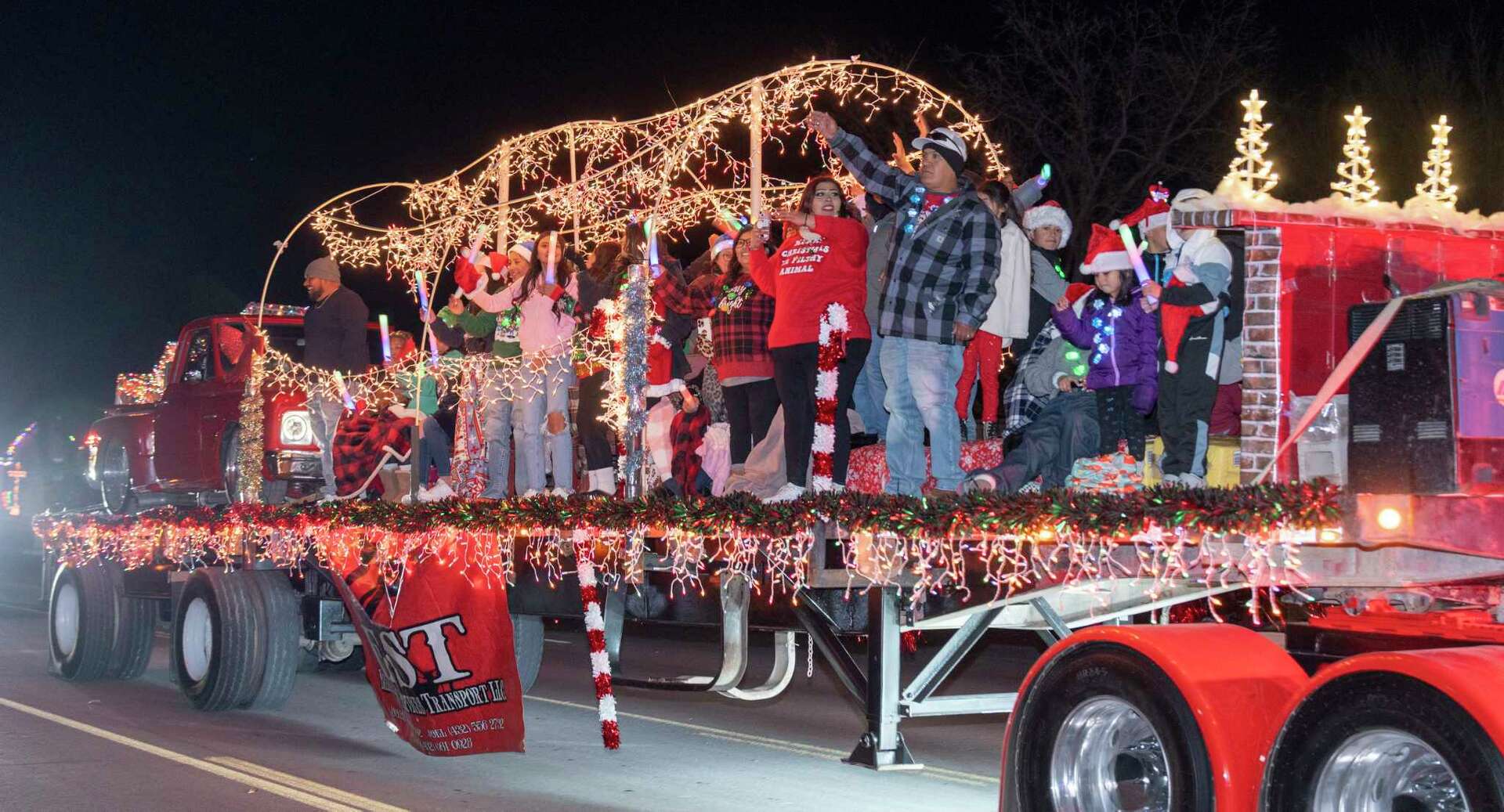 Midland's Merry Lights Parade features holiday floats