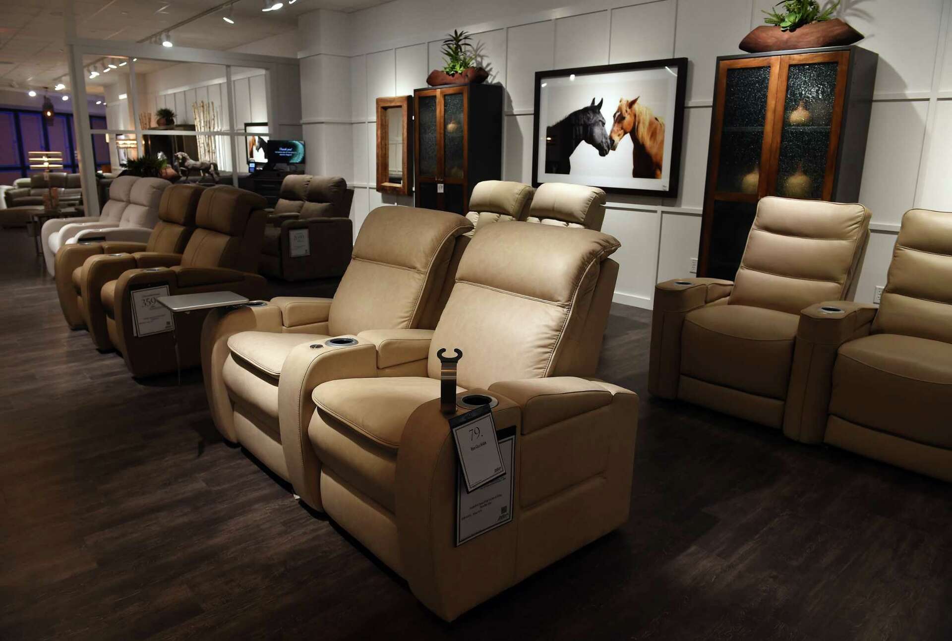 Jordan's Furniture to open at Connecticut mall on Friday