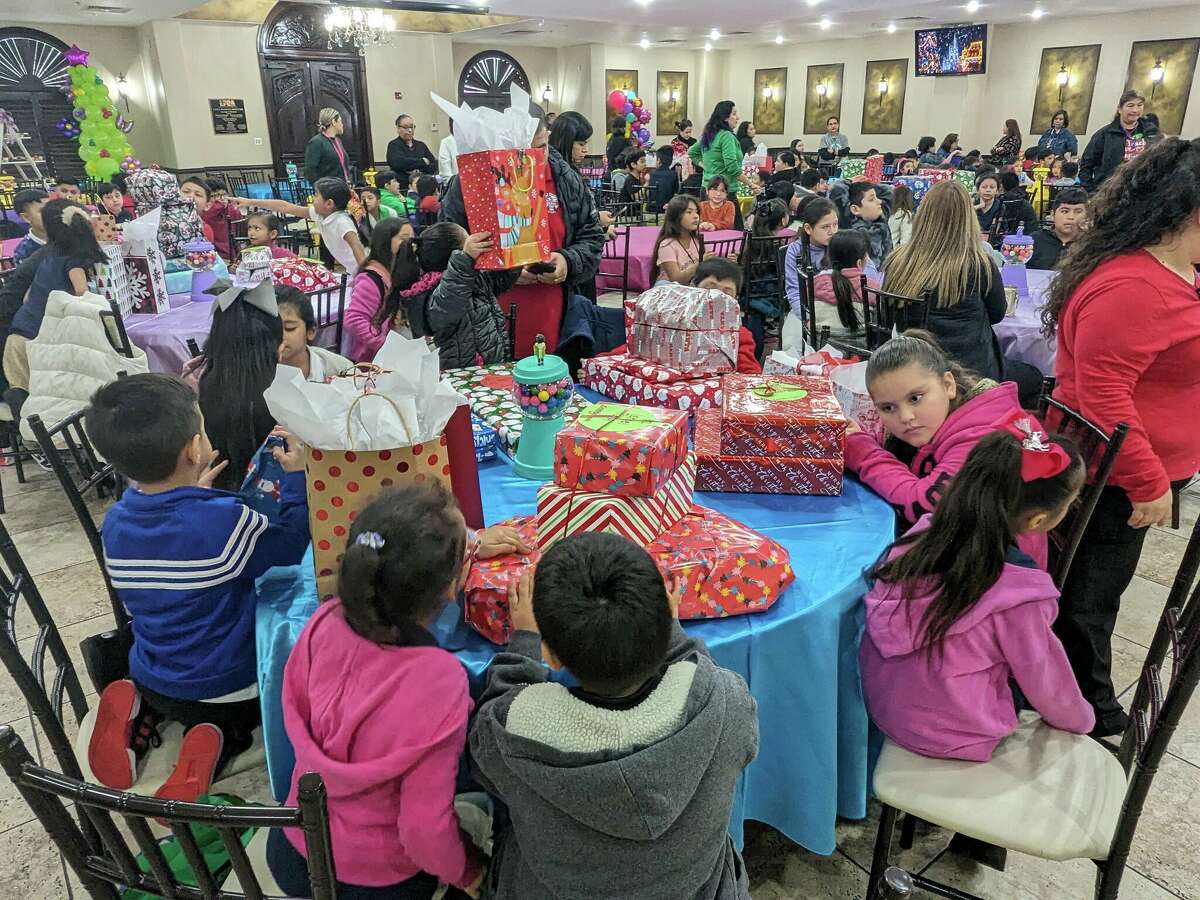 Laredo police officers give Christmas presents to less fortunate kids