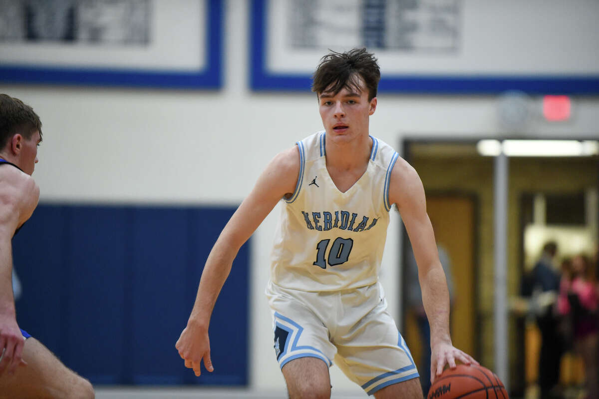 Meridian Mustangs basketball team defeat Gladwin Flying G's