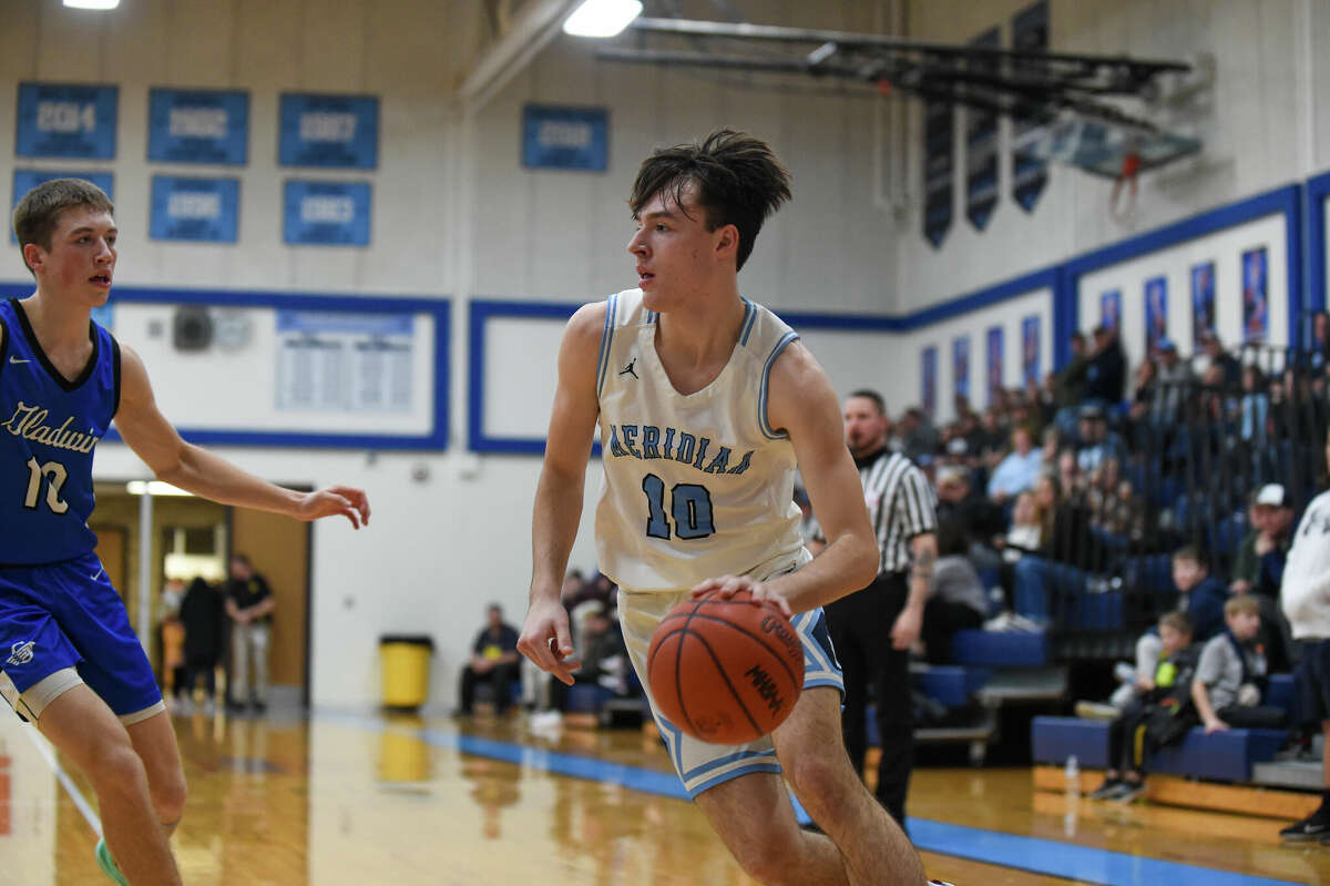 Meridian Mustangs basketball team defeat Gladwin Flying G's