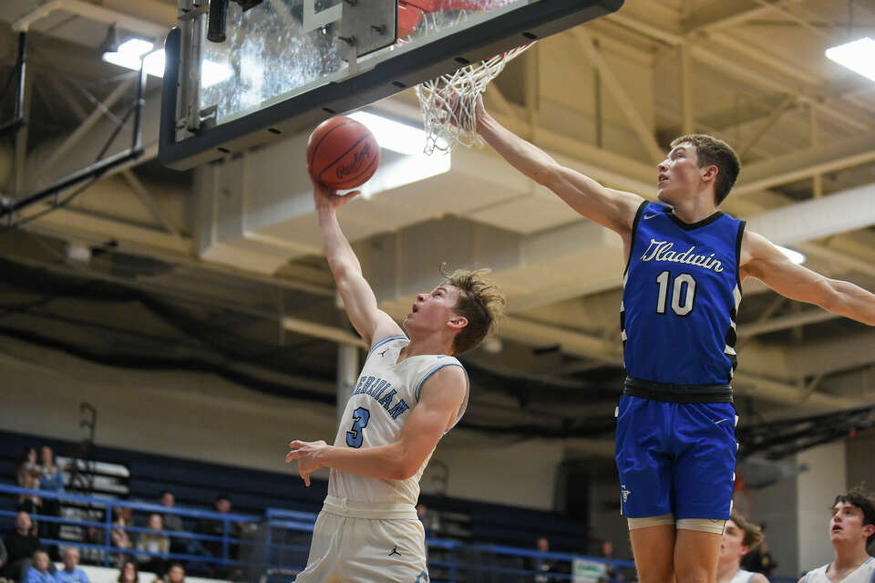 Meridian Mustangs basketball team defeat Gladwin Flying G's