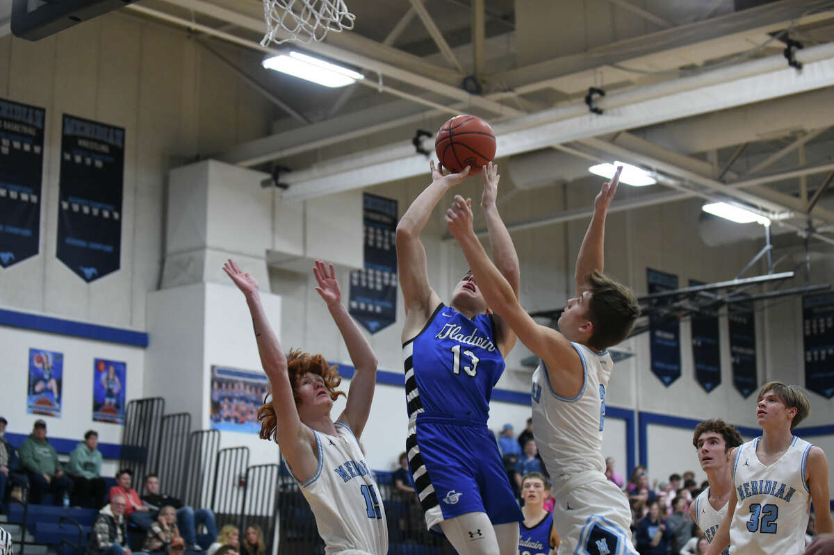 Meridian Mustangs basketball team defeat Gladwin Flying G's