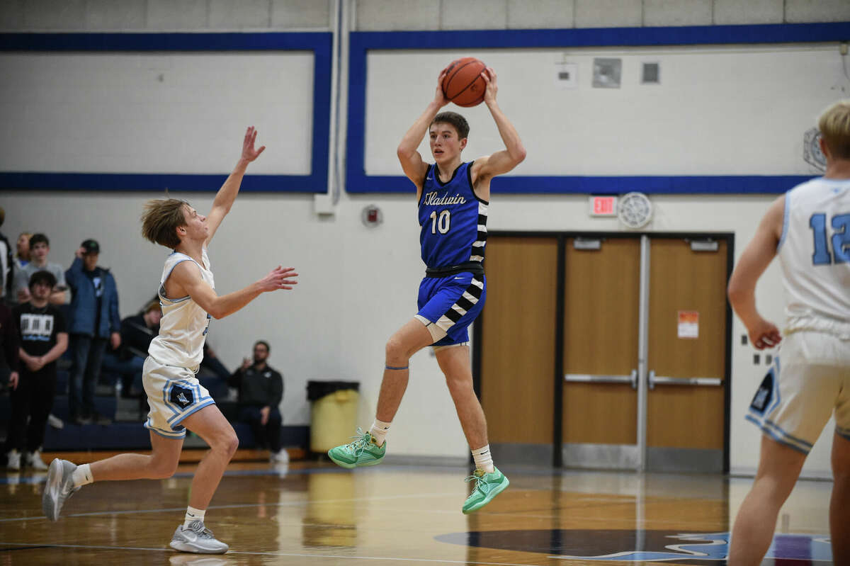 Meridian Mustangs basketball team defeat Gladwin Flying G's