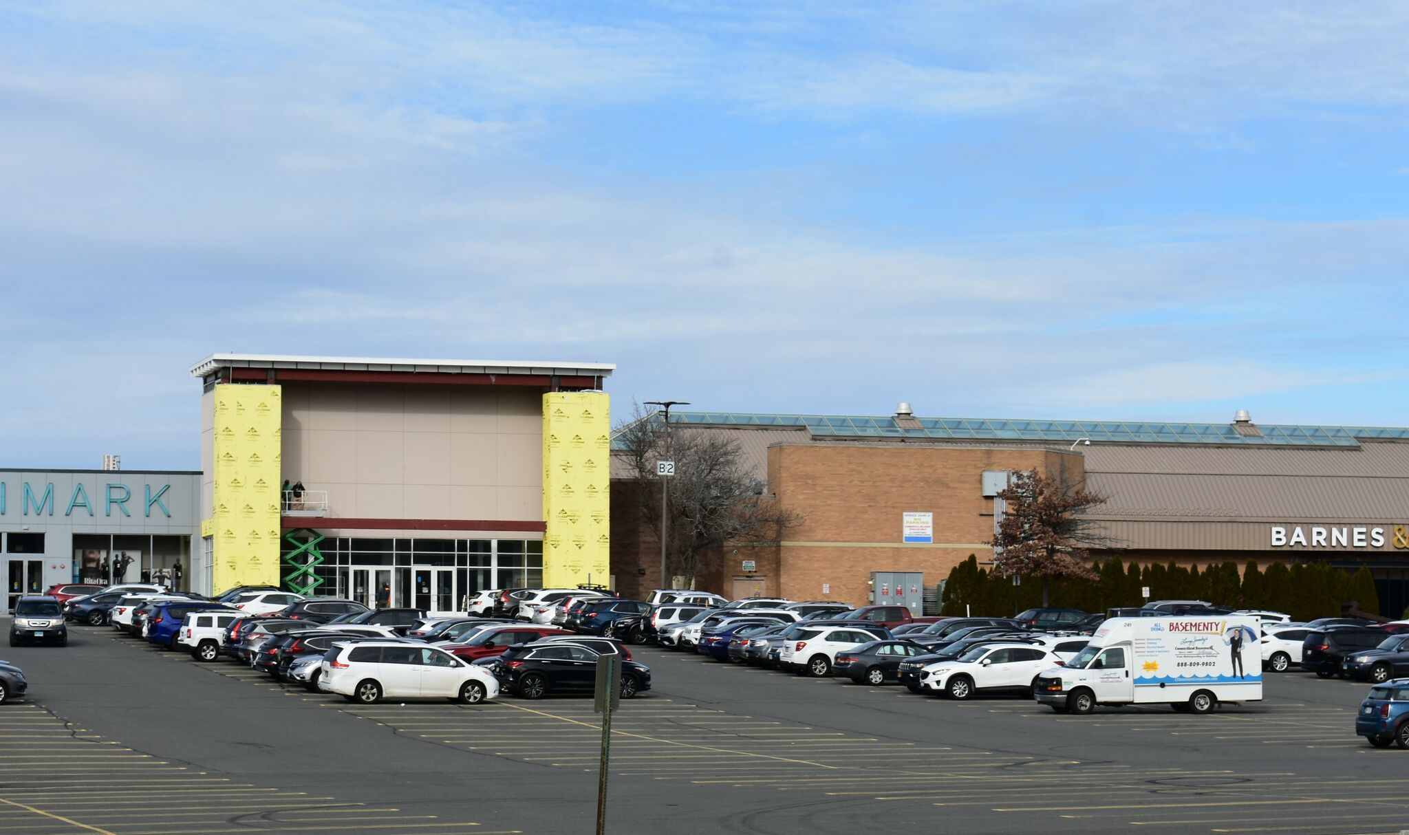 What are the busiest Connecticut malls and plazas?