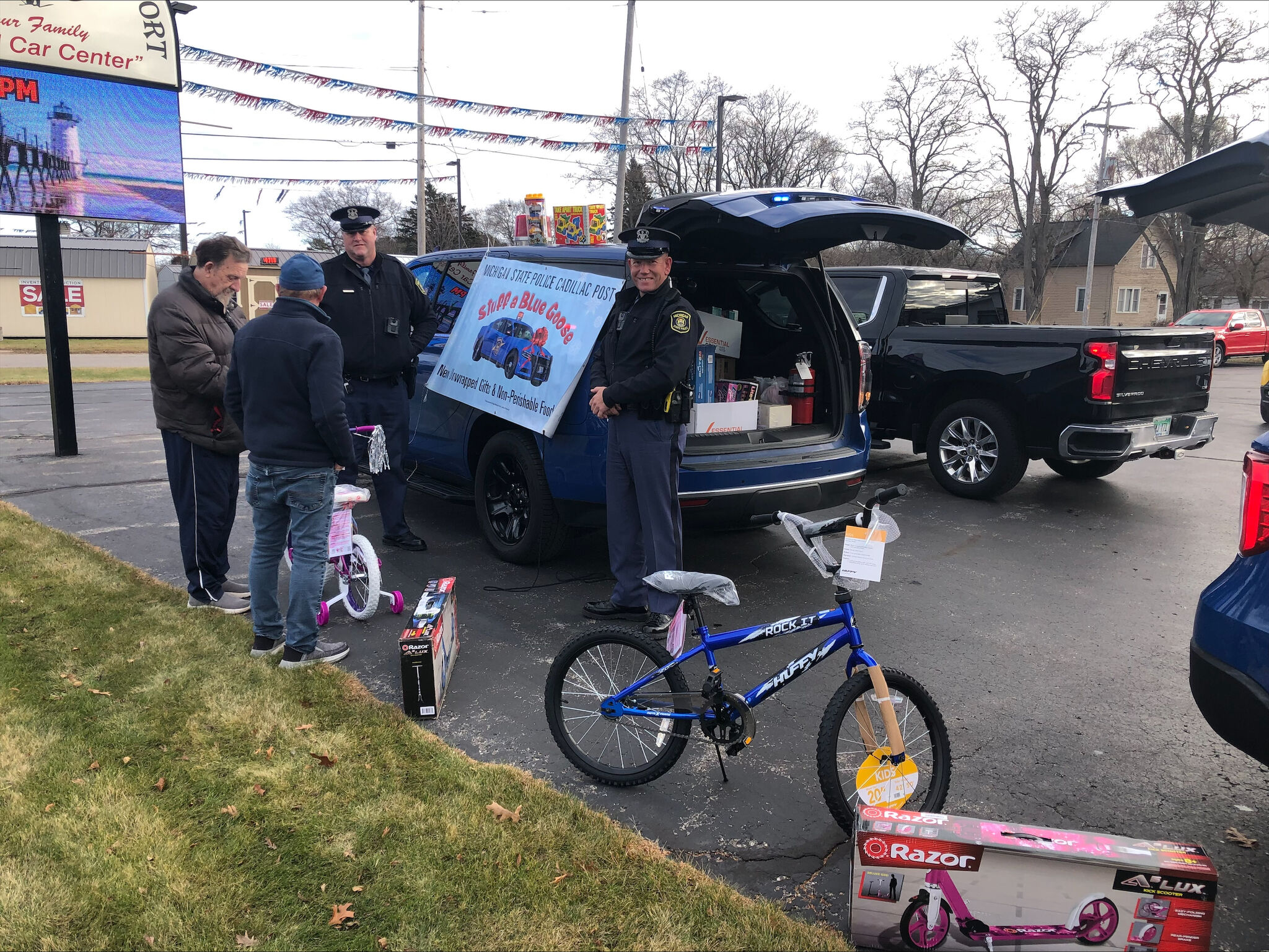 Manistee residents pack 2 MSP cars with donations