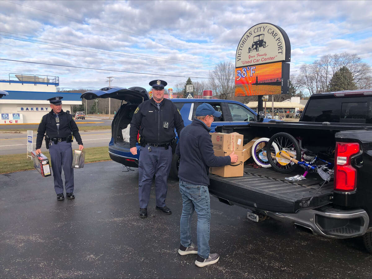 Manistee residents pack 2 MSP cars with donations