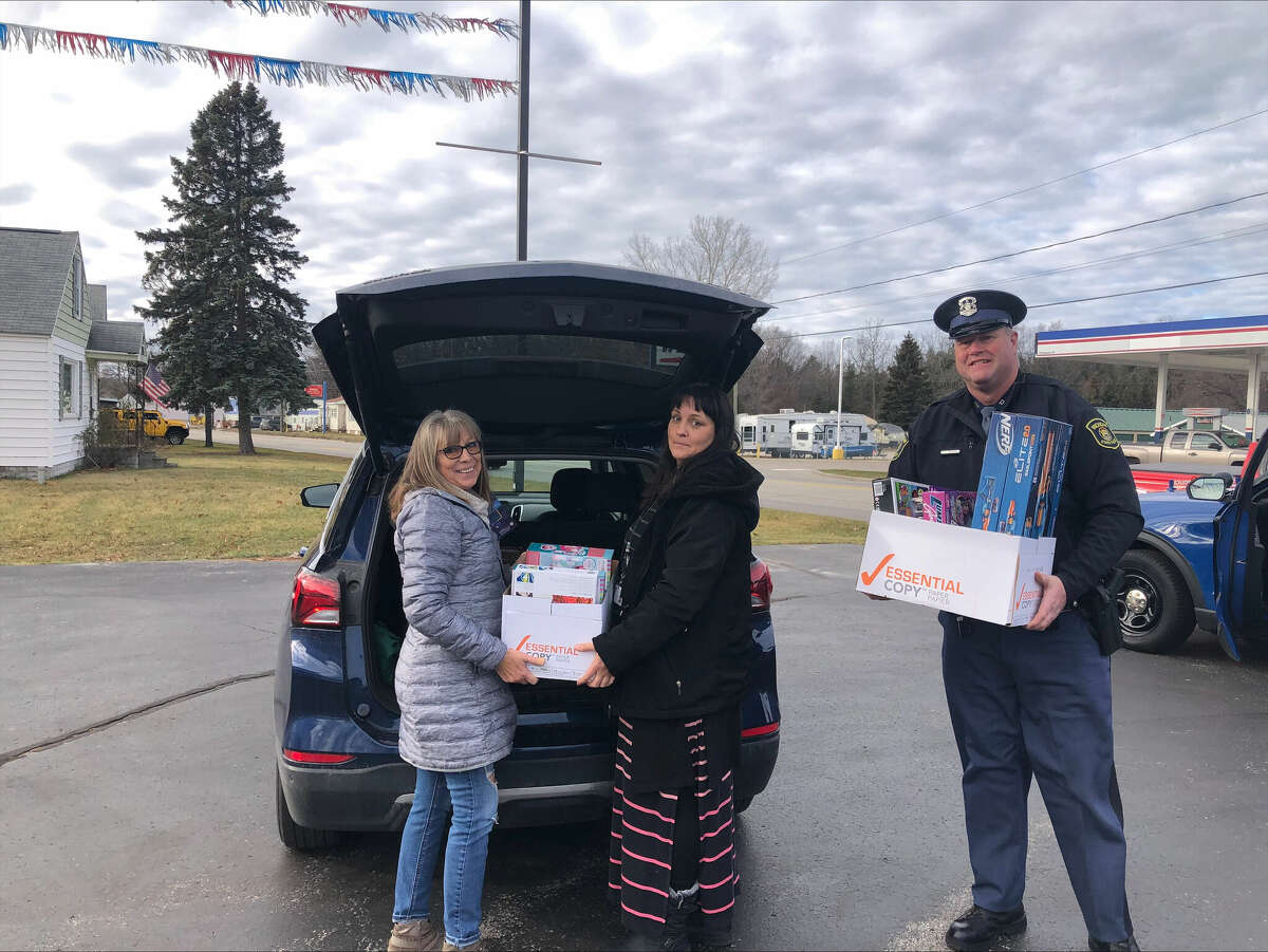 Manistee residents pack 2 MSP cars with donations