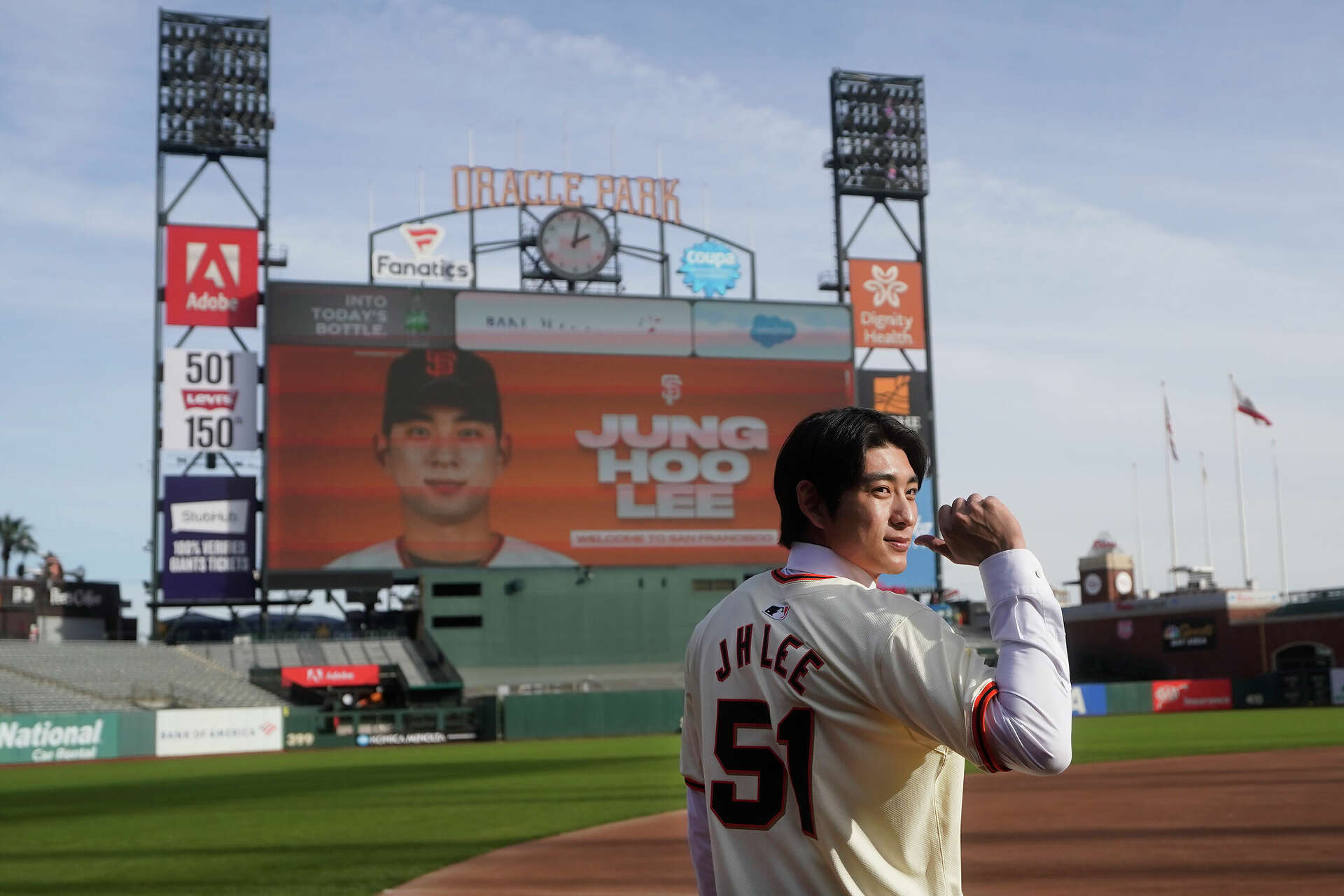 New Giants CF Jung Hoo Lee shows off star power at first newser