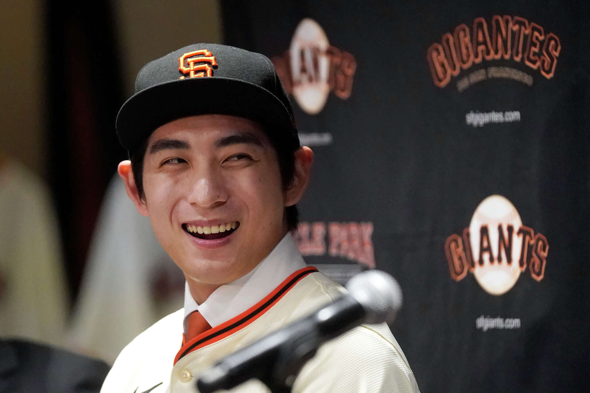New Giants CF Jung Hoo Lee shows off star power at first newser
